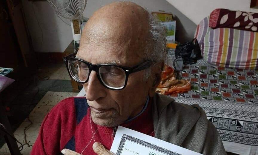 Famous Urdu poet Bashir Badr receives his PhD degree from AMU after 48 ...