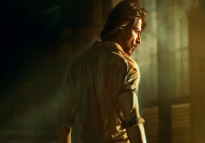 30 years of SRK: Here is how the superstar treated his fans