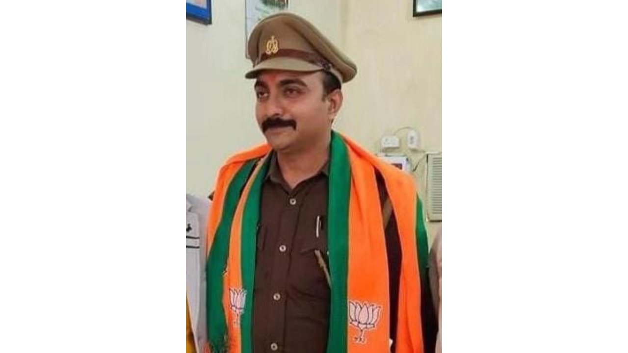 UP cop wears BJP colours over uniform; probe ordered