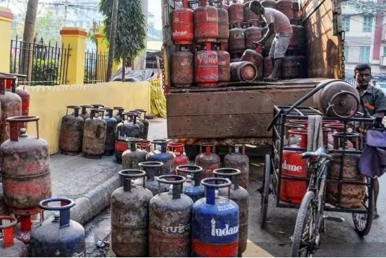 Rs 100 drop in commercial LPG, domestic gas unchanged, IOCL raises ATF ...