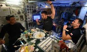 Space shrimp and cake: NASA astronaut shares memorable meal pics with ...